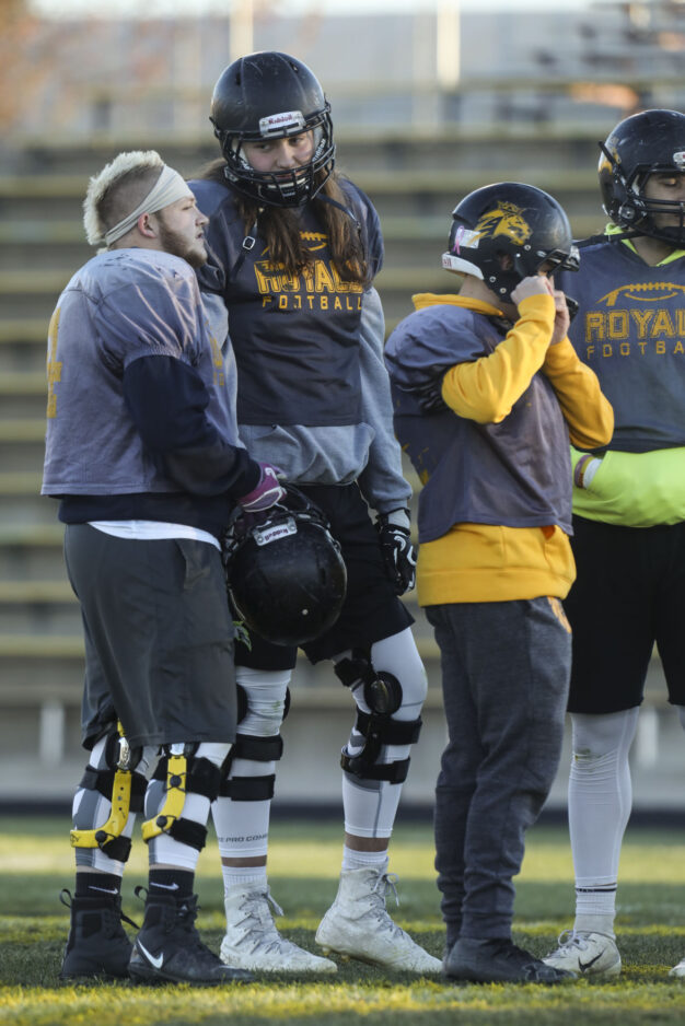 Roy football linemen Hamblin, Mendoza form unorthodox blocking duo ...